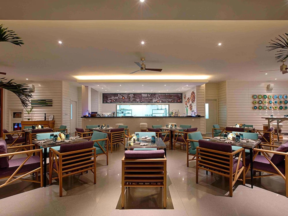 풀만 다낭 비치 리조트 - Azure Beach Lounge - 5성급 호텔